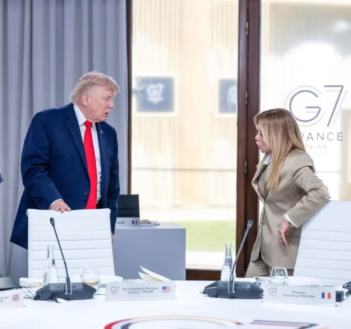 Trump su Meloni: "Mi ha implorato di fare una foto con lei, mi ha fatto ...
