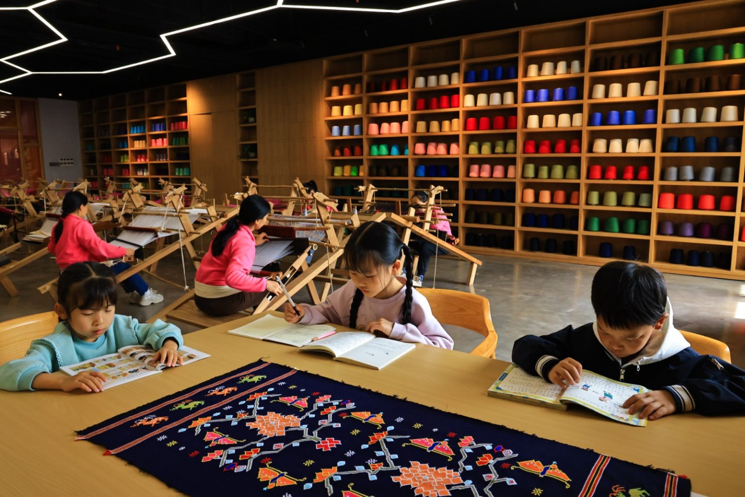 Cina: broccato Tujia, cultura antica e nuove opportunità per le donne (1)